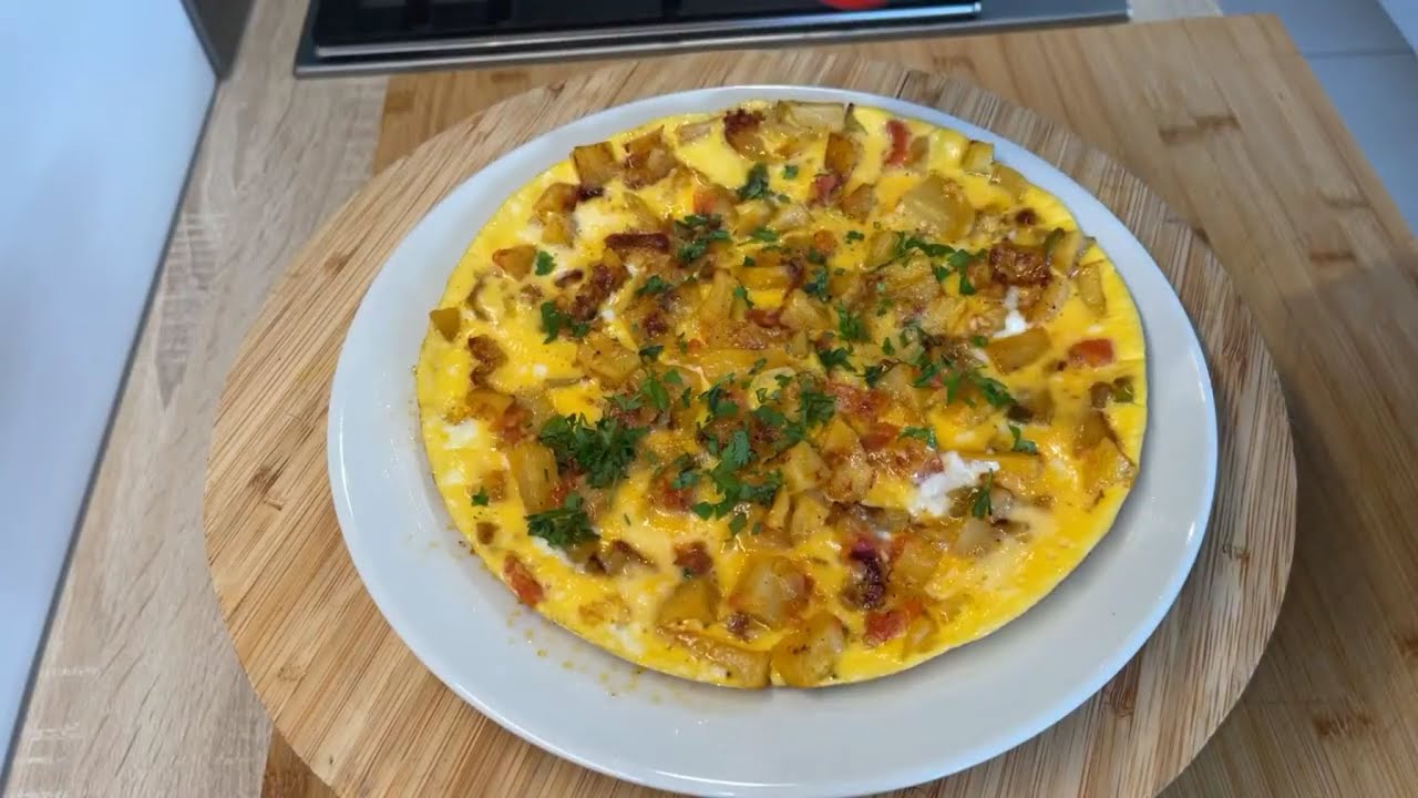 Omelette aux frites أومليت بطاطا مقلية - YouTube