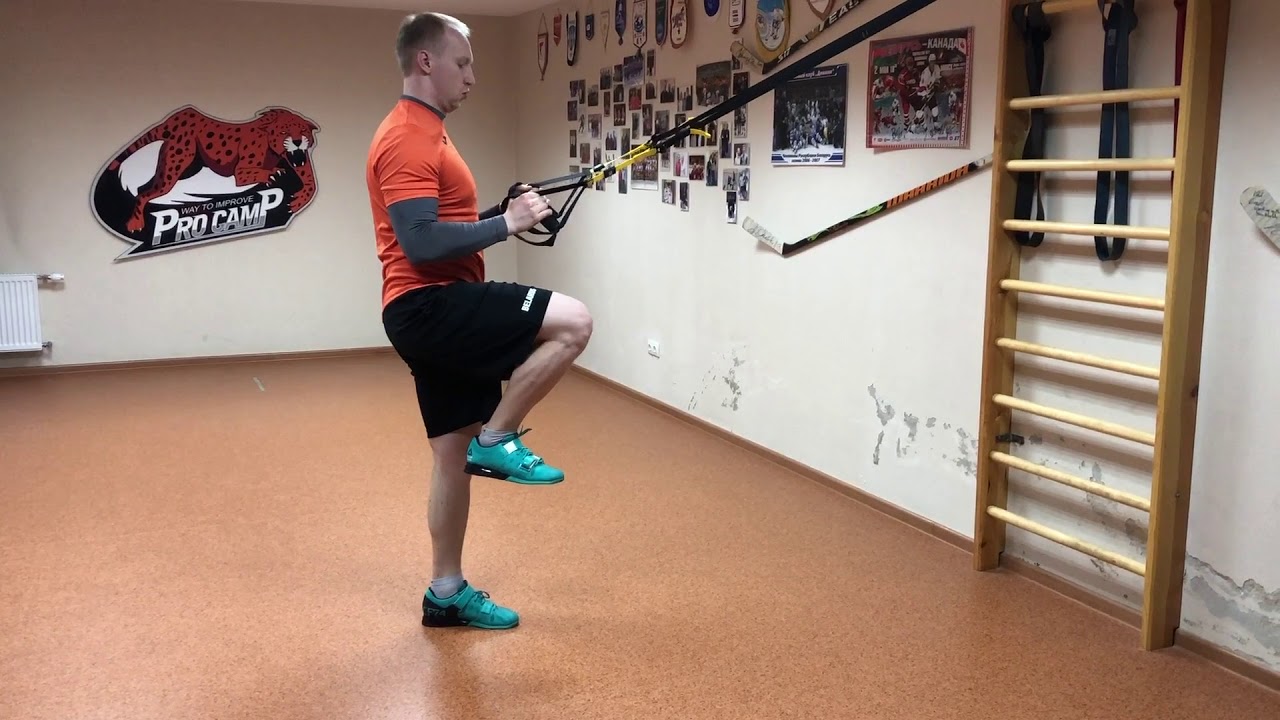 TRX Crossover Lunge with Knee Drive - YouTube
