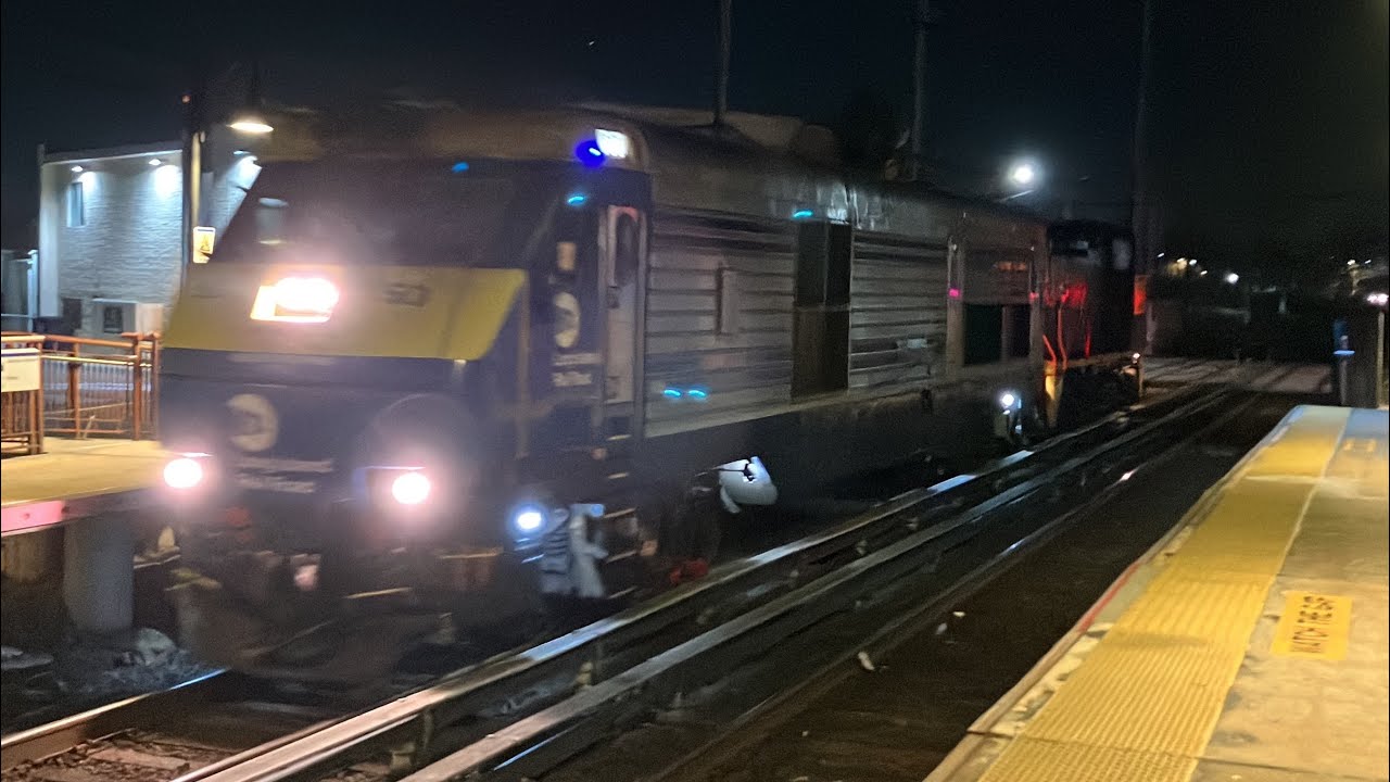 LIRR CE Move Flies Through Syosset 513/160 - YouTube