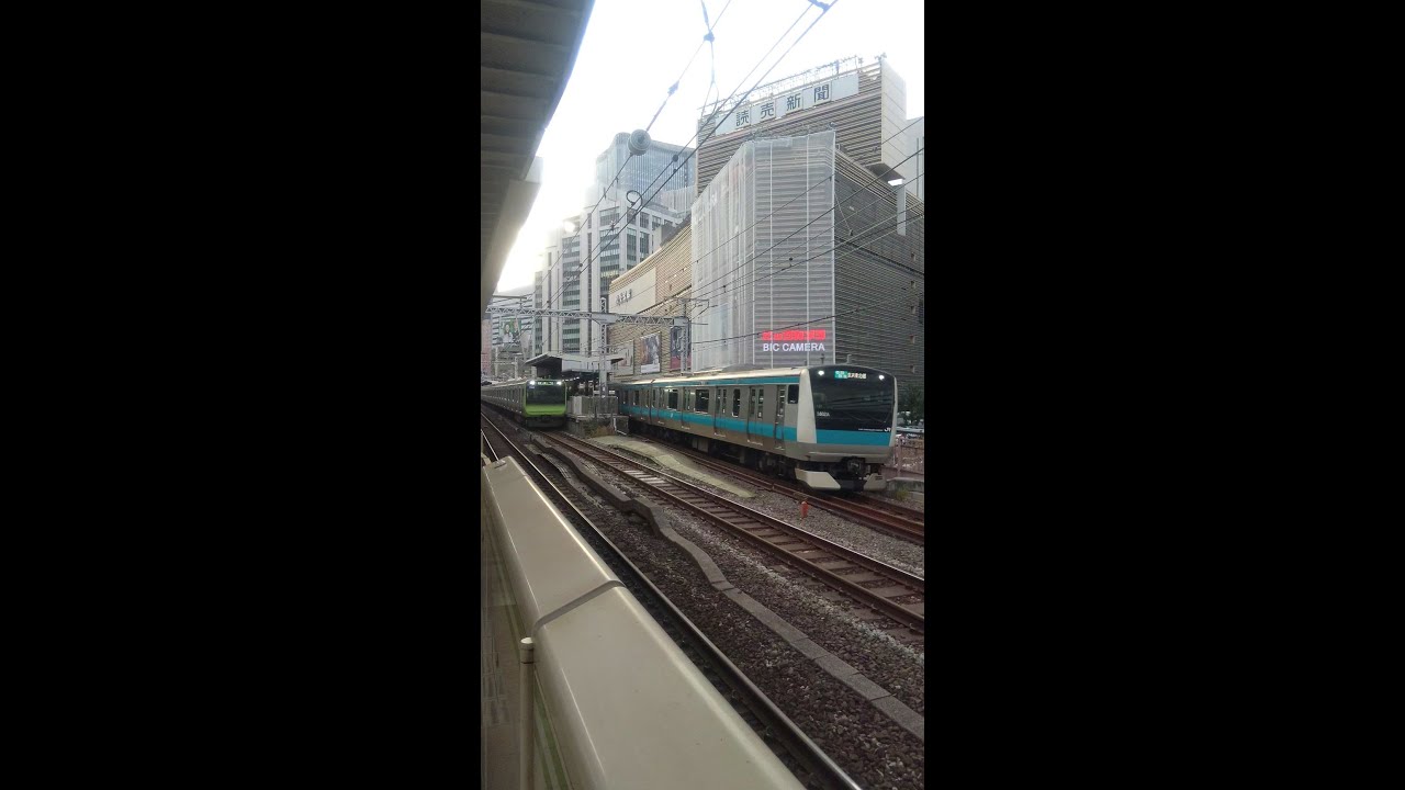 京浜東北線と山手線（JR東日本E233系とE235系電車）有楽町駅を連続発車。Keihin Tohoku & Yamanote Line Yurakucho Station JAPAN ...