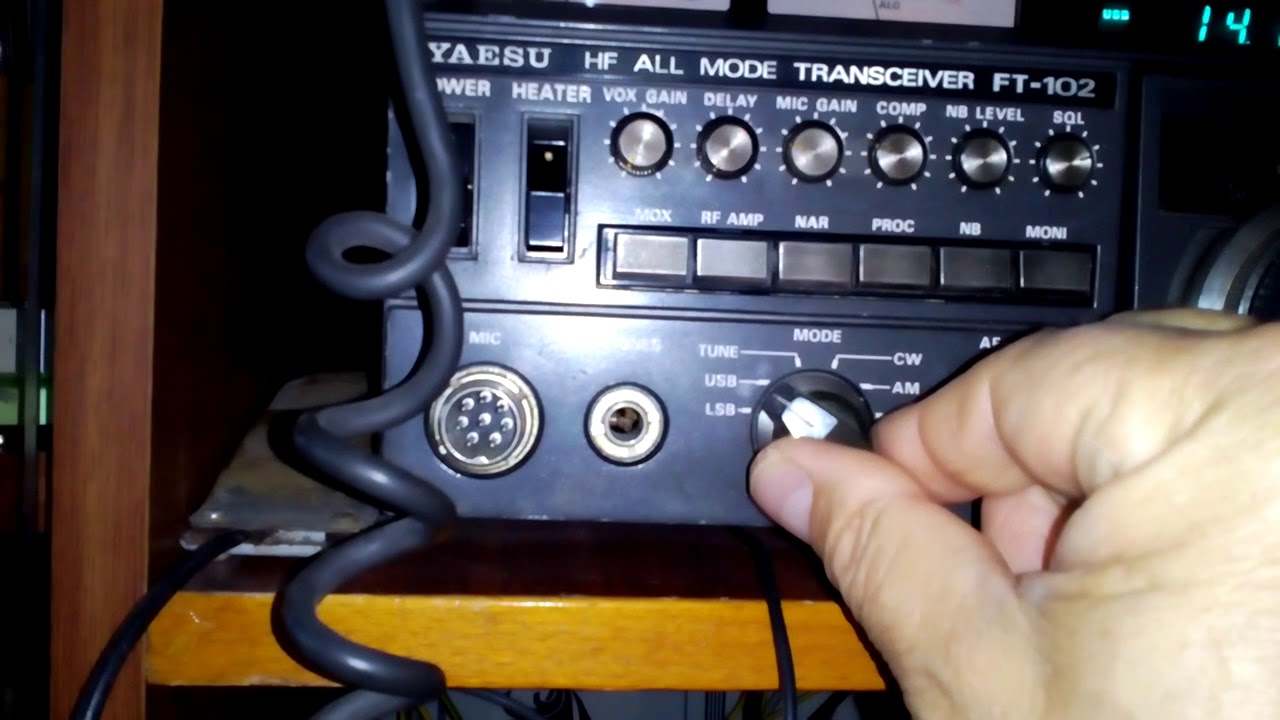 YAESU FT-102 после замены штатных реле на РЭС-49 (Антенна - треугольник на 20 метров) - YouTube