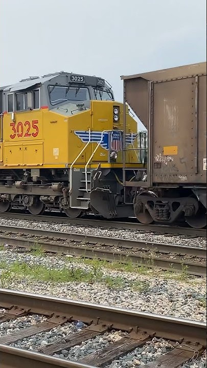 UP 3025 trails 3rd through Dolton - YouTube