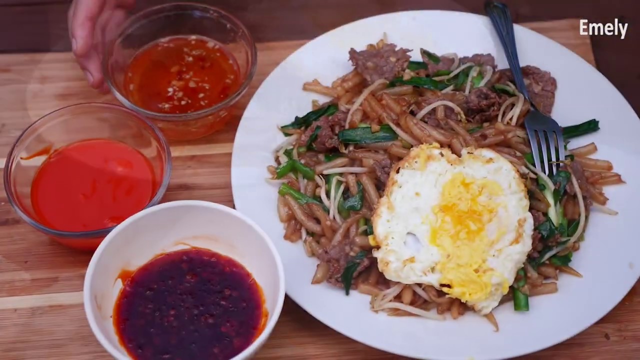 Stir Fried Rice Pin Noodle / Lod Cha - YouTube