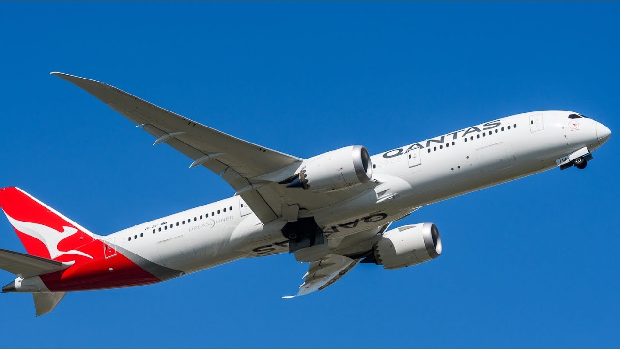 QANTAS Boeing 787-9 Landing at Perth - YouTube