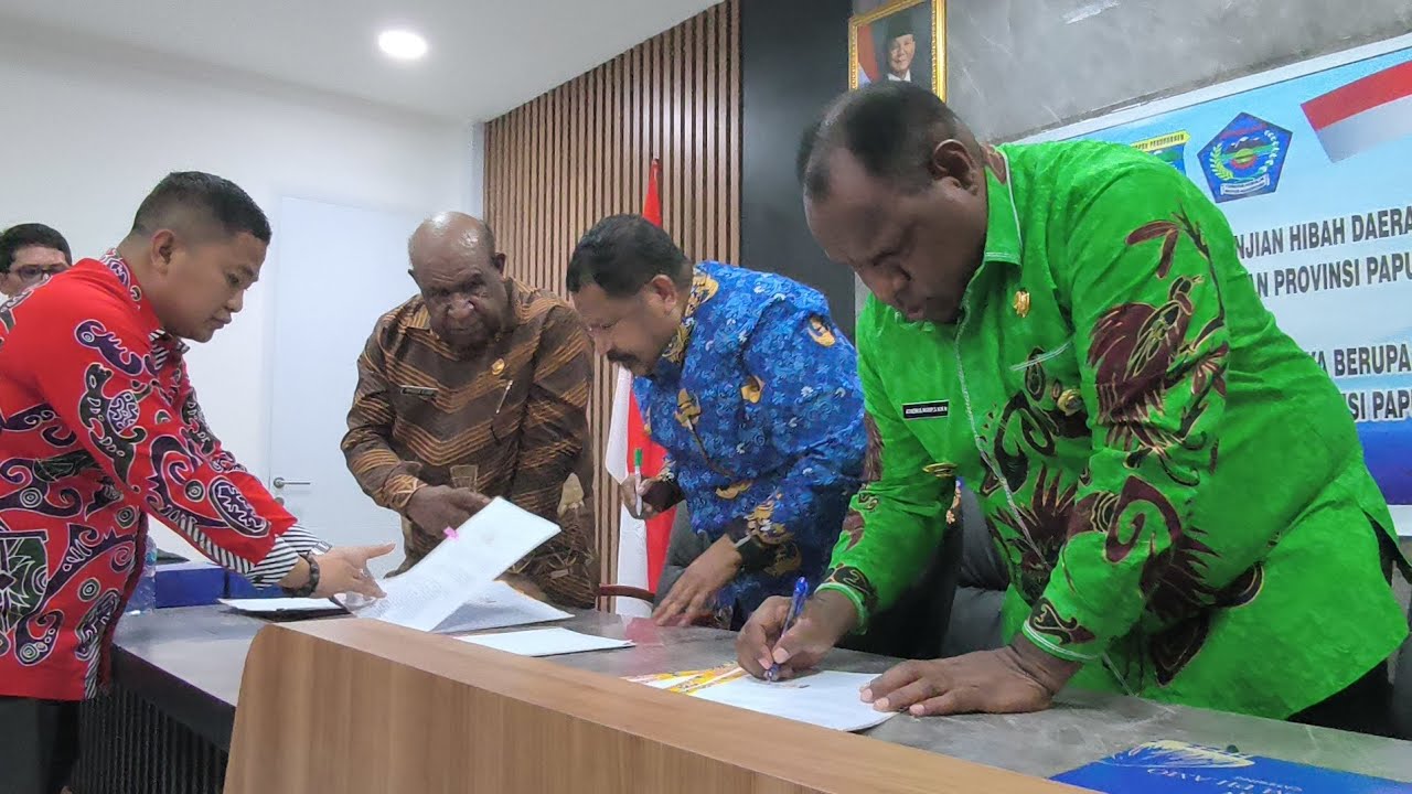 JOHN TABO DAN ATHENIUS MURIP TEKEN NHPD LOKASI PEMBANGUNAN KANTOR ...