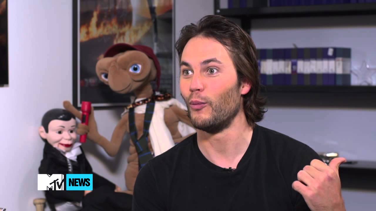 Taylor Kitsch fans still love Riggins - YouTube