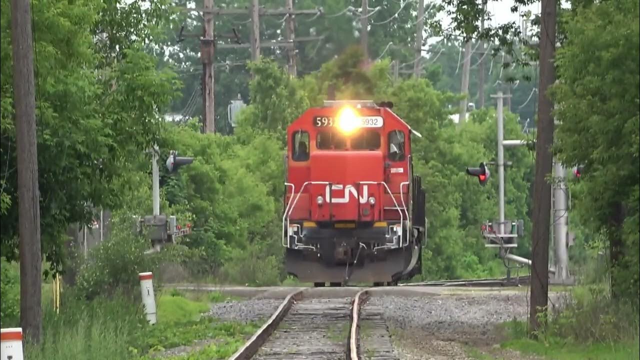 GTW 5932 goes through Price Street on the CN Lake Orion Branch!! - YouTube