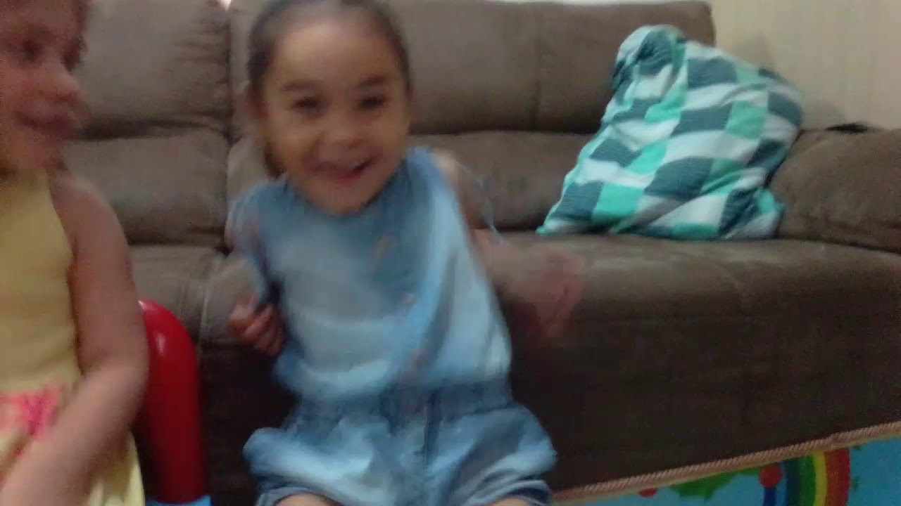 Lívia Brincando Com A Prima Youtube