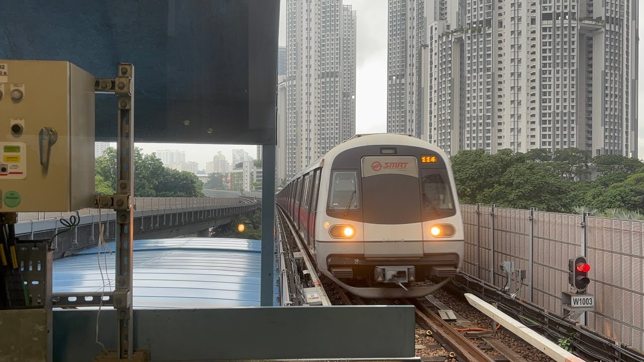 SMRT Trains EWL Kawasaki & CSR Sifang C151A [511/512] arriving ...