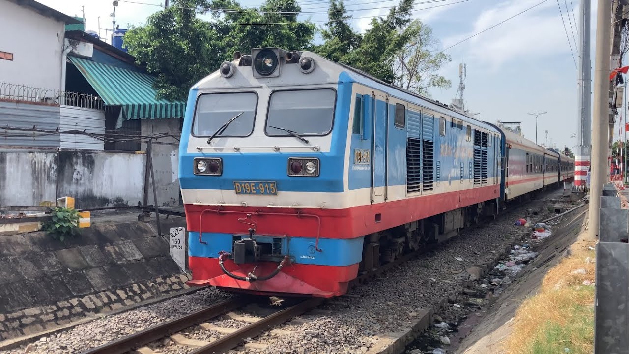 (Tàu Tết 2026) D19E-915 kéo tàu SE6 | 9:20 (20/2/2026) - YouTube