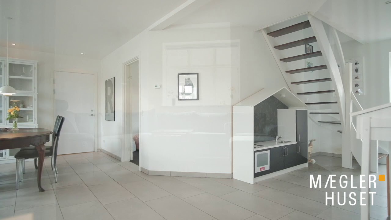 Totalrenoveret villa med stor integreret garage - YouTube