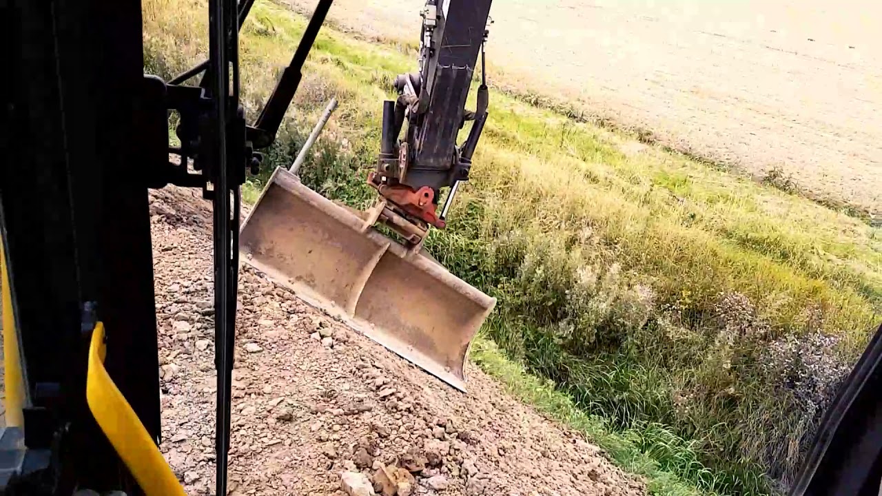 Trimming batters with the volvo 140d Rototilt R4 - YouTube
