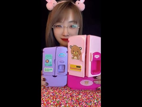 Quickly give me a big hot topic. #Tasty and fun candies# Chewing sound ...