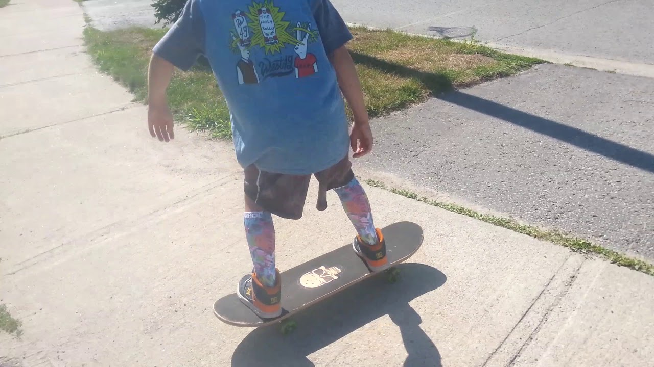 Skateboarding down the driveway - YouTube