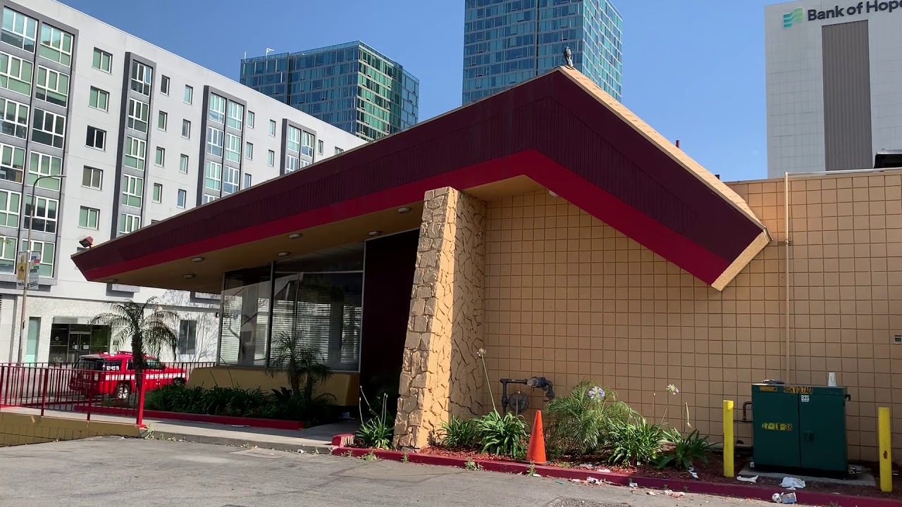 Denny’s from 1966 with boomerang-roof style designed by Armet & Davis ...