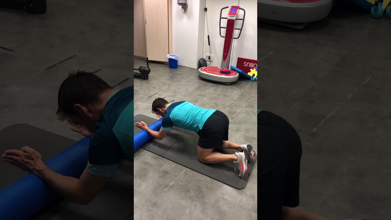 Movilidad escapular con rulo - YouTube