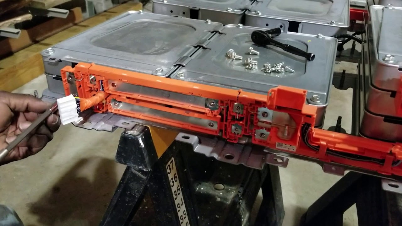NISSAN LEAF | Removing The Busbars In between The Battery Packs (pt.1 ...