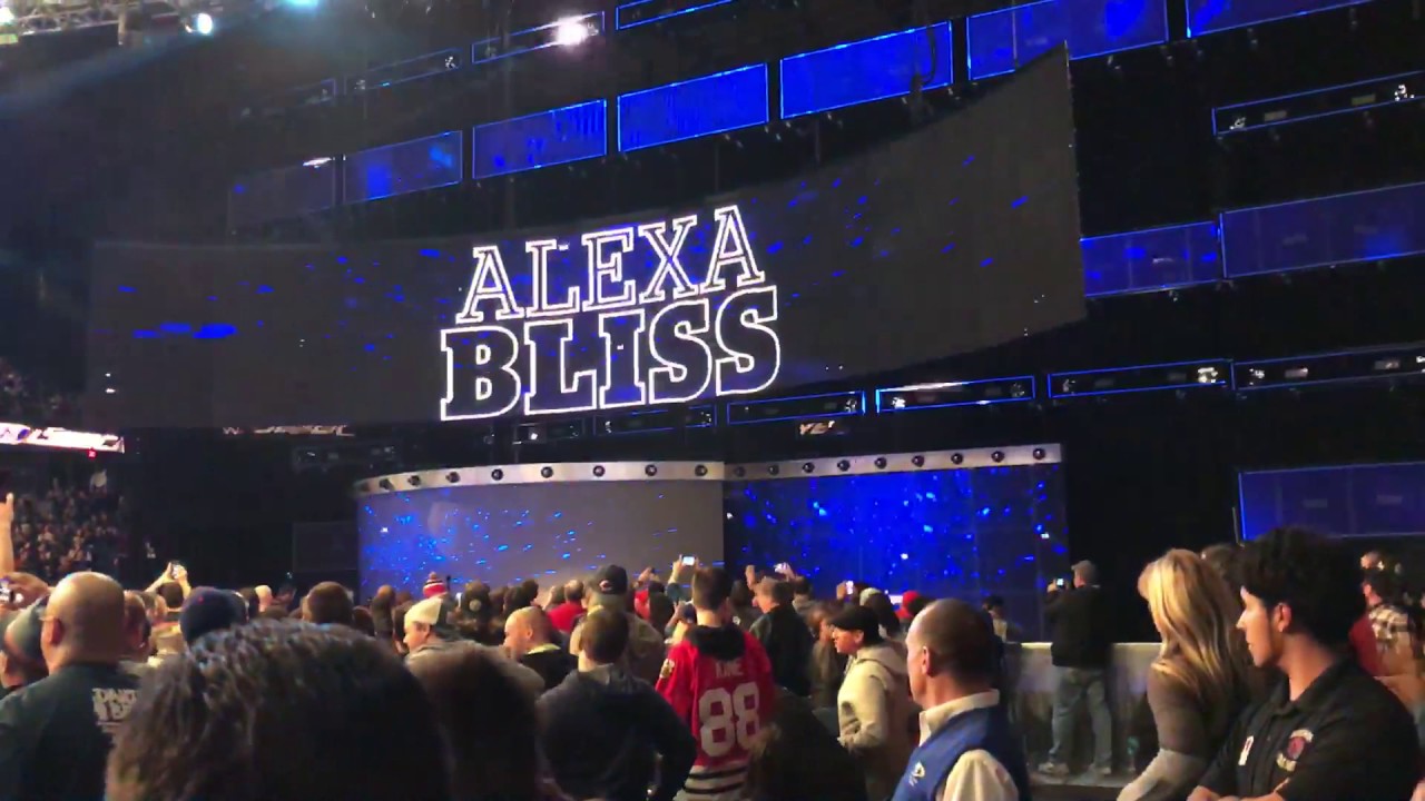 Alexa Bliss entrance 12-27-16 HD LIVE in Chicago - YouTube