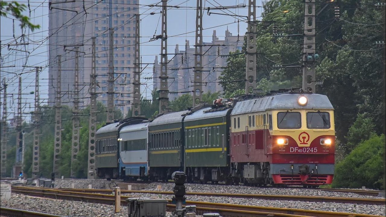China railway 沈山线DF4D型0245号内燃机车牵引WX25T型接触网检测车RW25K型软卧车WX25T型轨道检查车YW25K型 ...