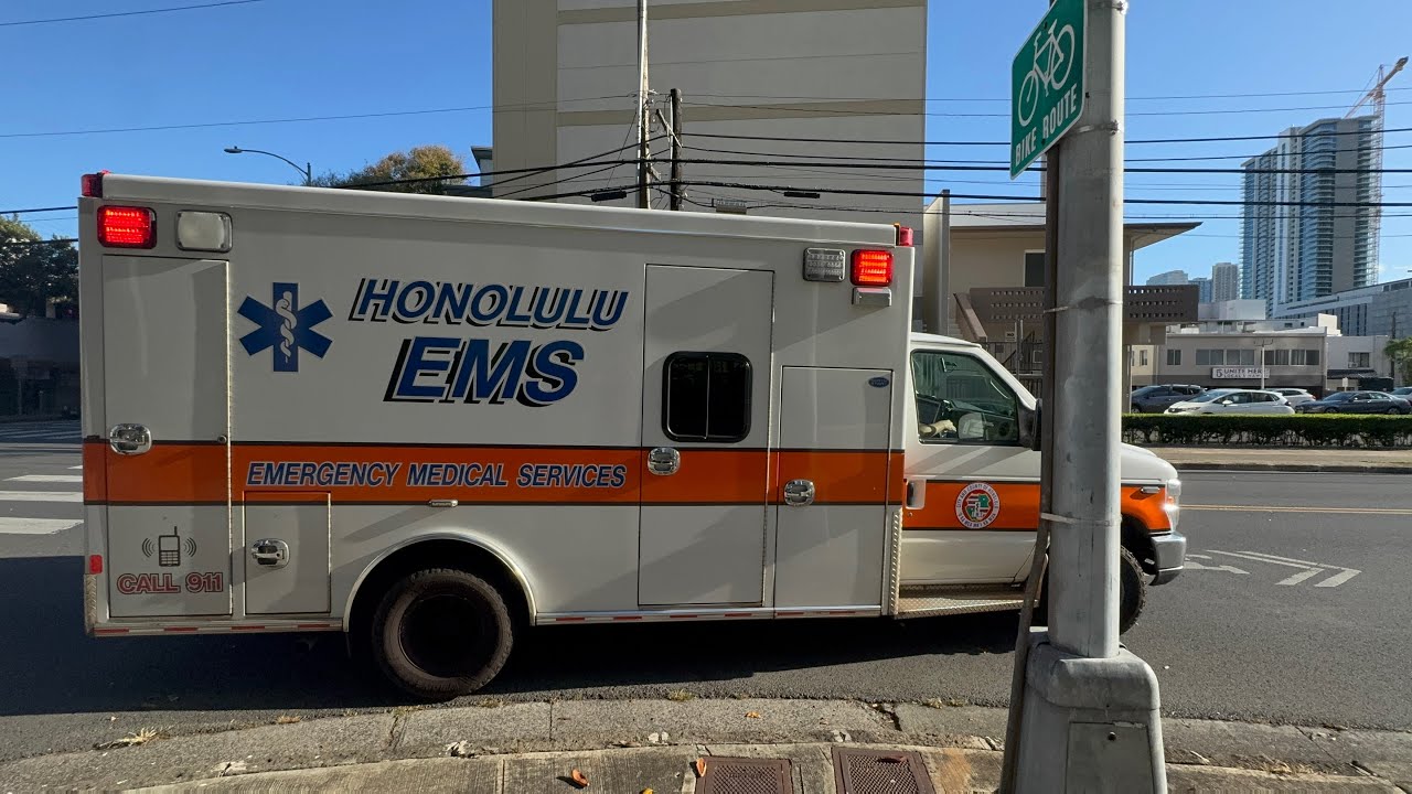 Honolulu EMS (replace) Makiki responding/arrived on scene - YouTube