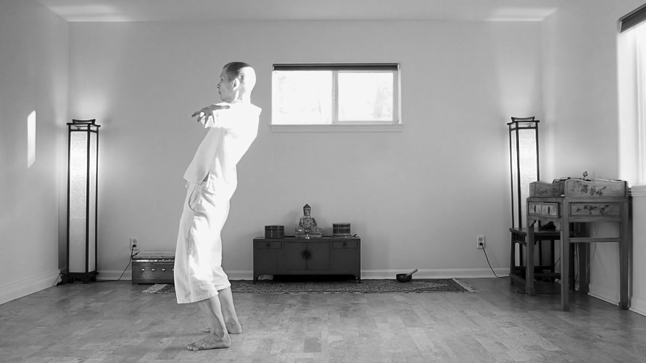 Undulating improvisation on Yoga Synergy Spinal Movement - YouTube