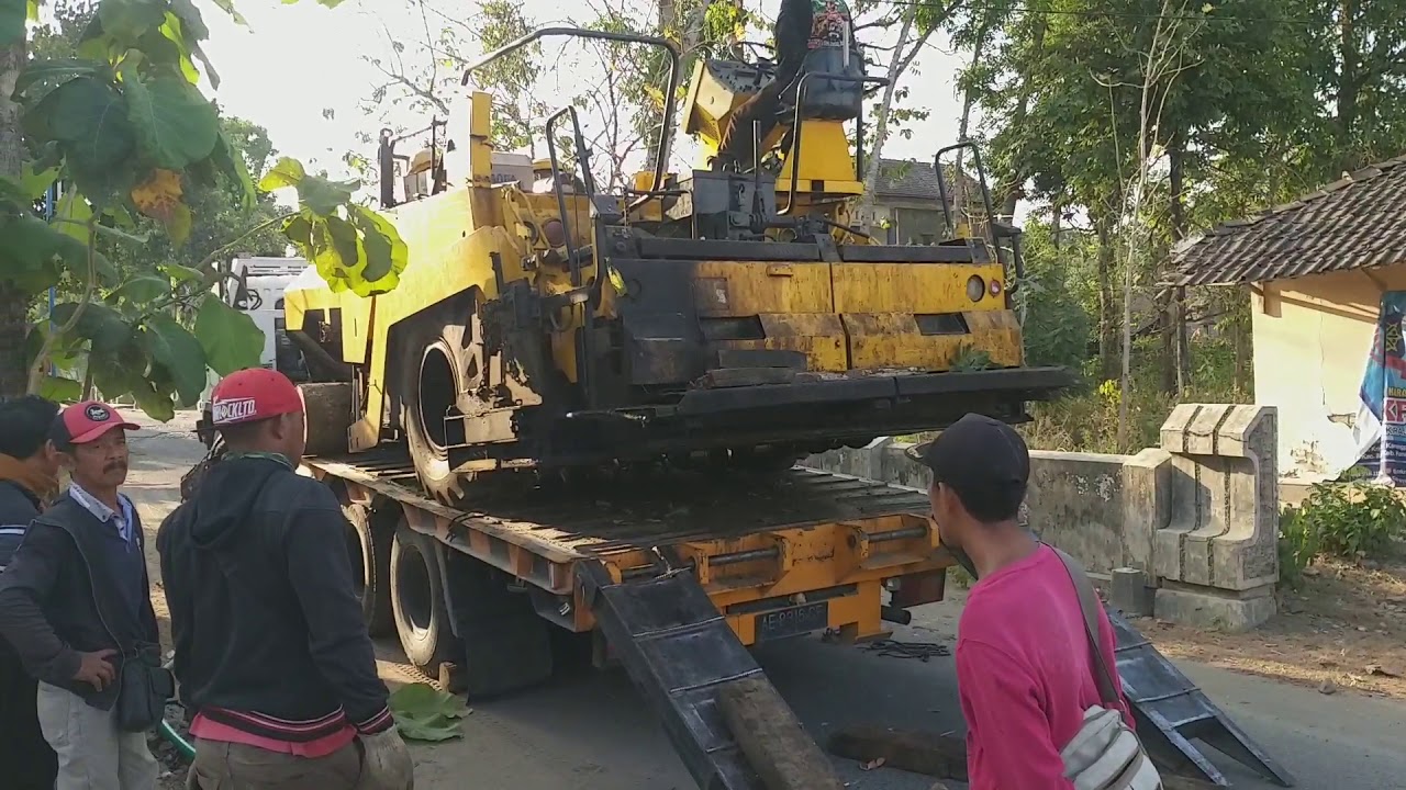 menurunkan alat berat Extrime Unloading asphalt paver from trailer ...