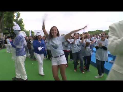 SMURFS 2 Flashmob in Paris - to Britney Spears' \