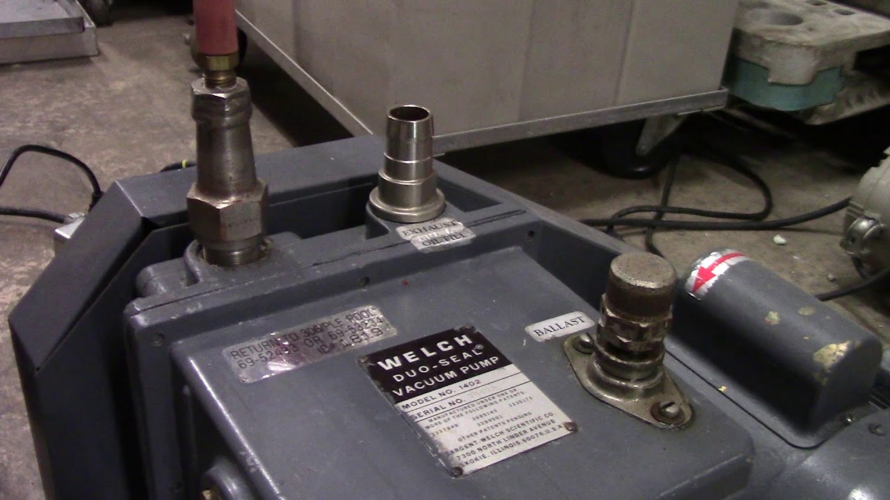 DuoSeal 1402 Welch Vacuum Gardner Denver - YouTube