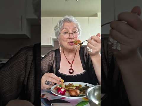 ناهارشام امروز با شما 💞 خوراک بامیه، سینه مرغ، نون و پنیر و طالبی و کافی و شیرینی 🍈🧅🫛🍅☕️🥐