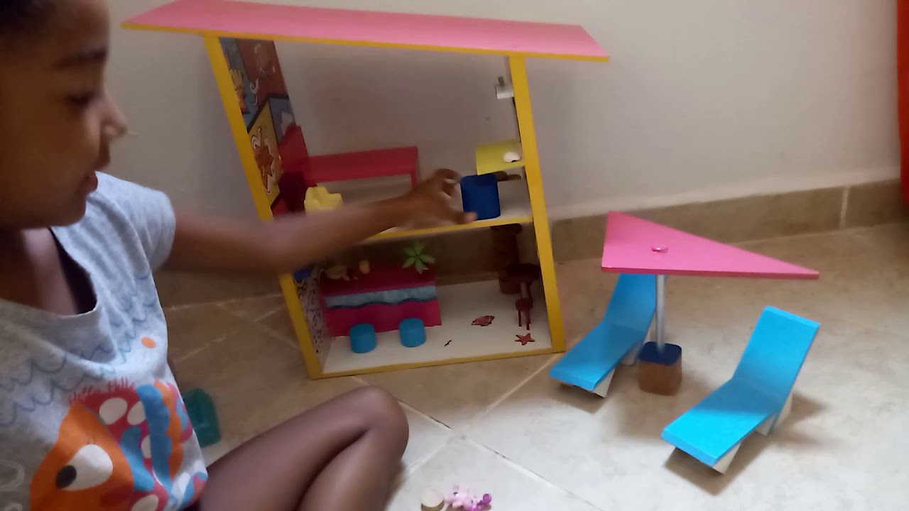 Isabela mostra as maravilhas que sua #CasadeMadeiradaBarbie faz 😍 #brincandodecasinha - YouTube