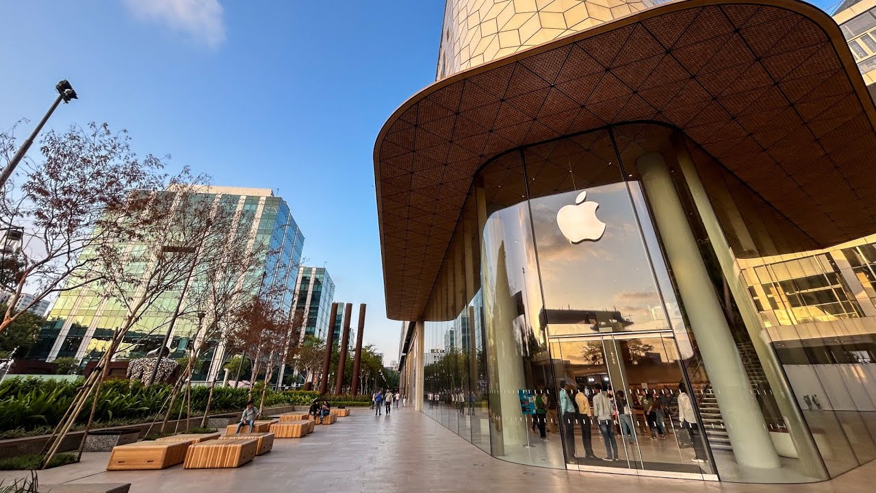 Visiting India's first APPLE STORE | JIO world drive tour vlog - YouTube