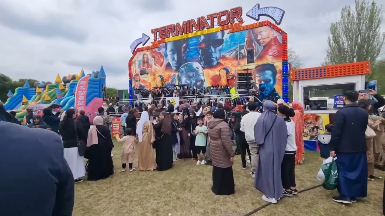 Mufti walks through the Eid in the Park Fun Fair in London - YouTube