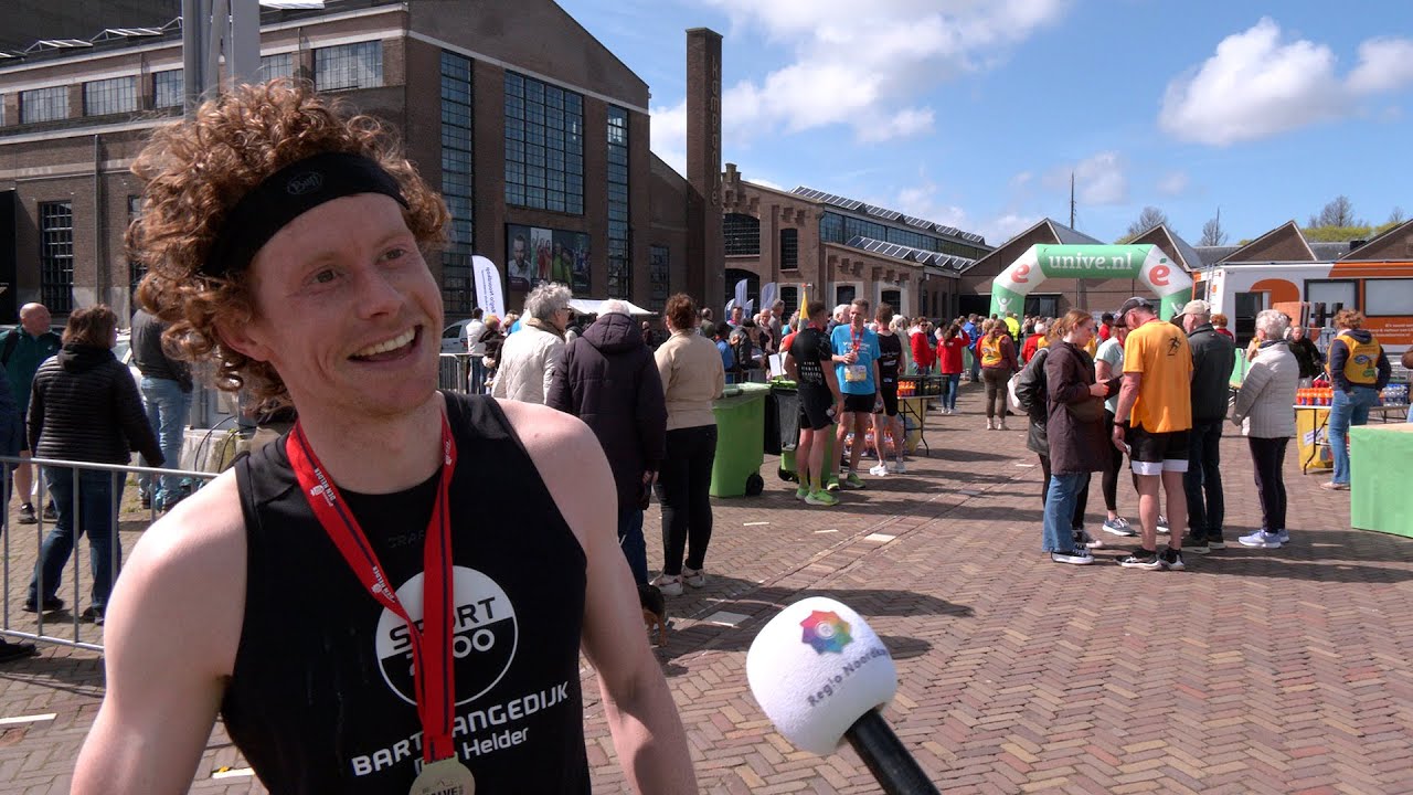 Wandelen en hardlopen tijden de Halve van Den Helder - YouTube