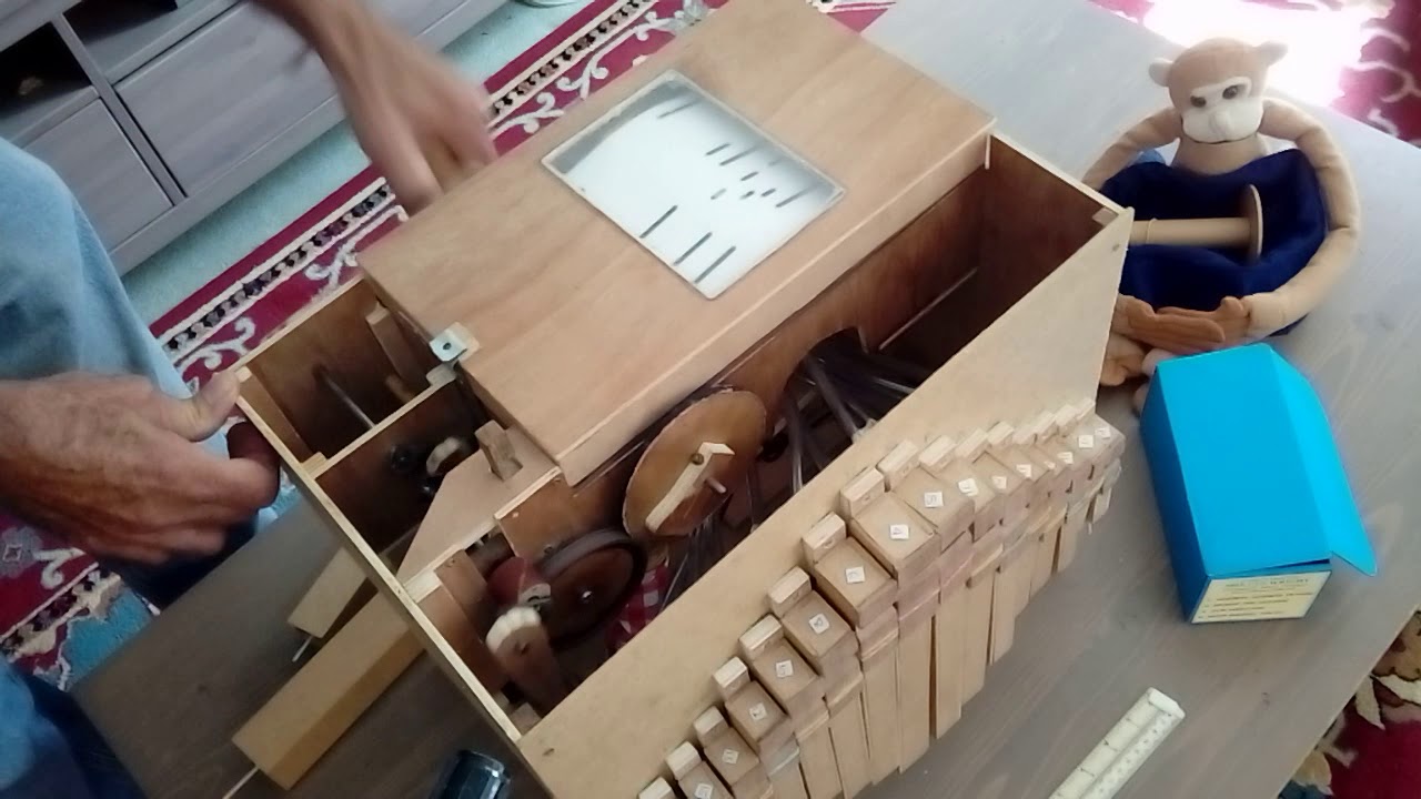 John Smith Senior 20 busker organ playing " Beside the Seaside ...