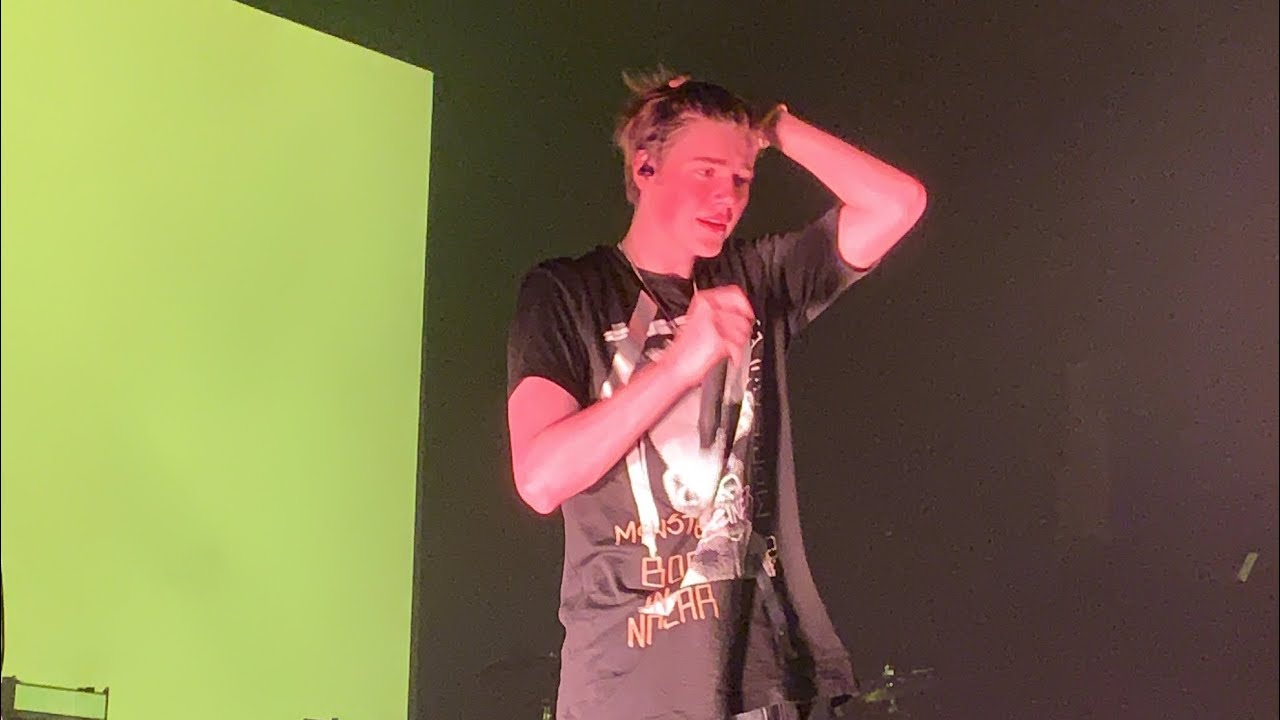 all of ruel’s hair flips in one performance - YouTube