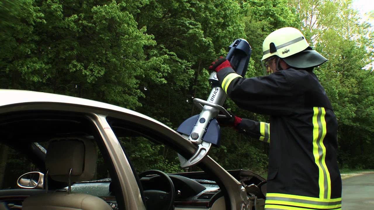 Lukas S700E eDraulic Cutter cutting an A-Pillar - YouTube