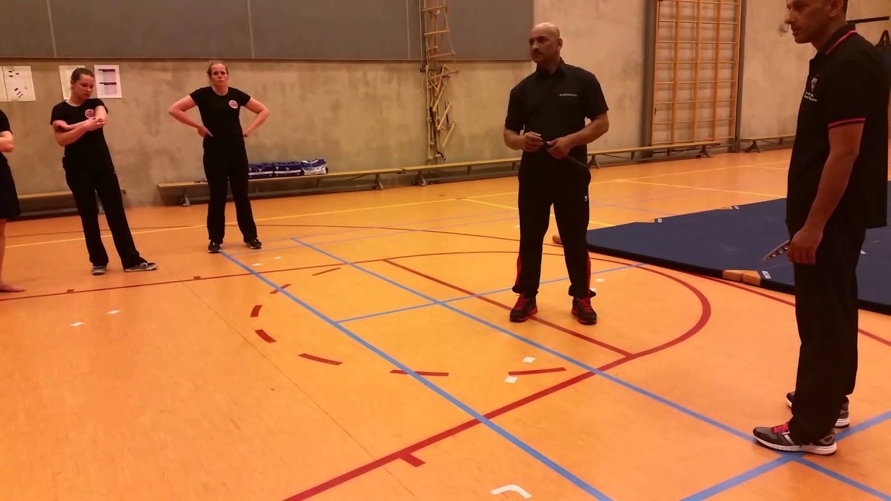 Politie training/zelfverdediging stok vs mes - YouTube