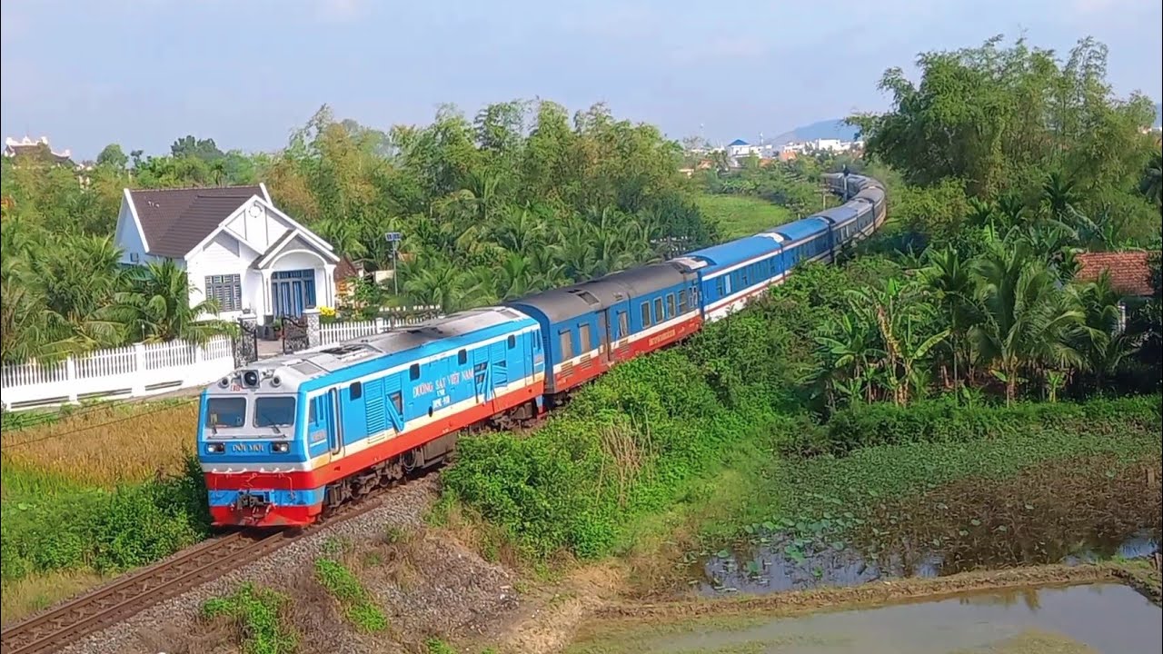 D19E-918 kéo tàu SE7 trong tình trạng gãy cửa thông gió và vỡ cửa sổ (9 ...