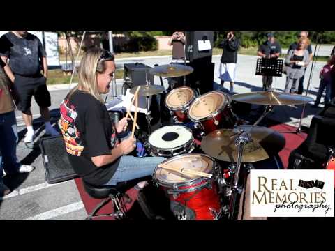 NICKO MCBRAIN FROM IRON MAIDEN WARMING UP