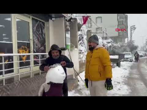 Gaziantep'te Berber, başına peruk taktığı kardan adamı tıraş etti