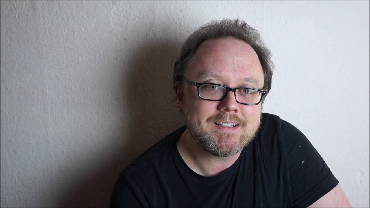 Jimmy Carr, a Ventriloquist's Puppet and Yo Mamma Walk Into a Bar ...