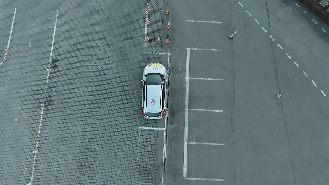 Automobilio statymas lygiagrečiai atbulomis aikštelėje. JAGO vairavimo ...