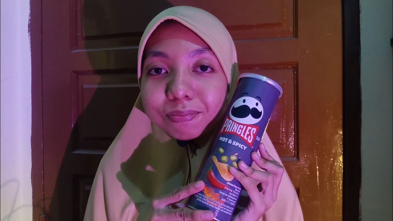 ASMR Eating Pringles Flavor Hot & Spicy (No Talking) - YouTube
