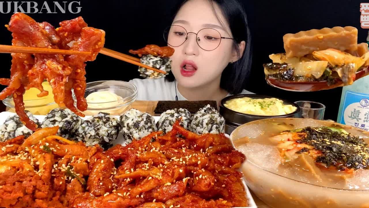【JJBB.MANDOO】韩国食品🔥辣鸡脚和烧酒 - YouTube