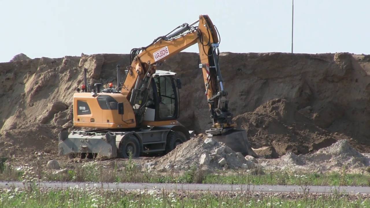 A 918 Compact Litronic Liebherr Wheeled Excavator Digging - YouTube