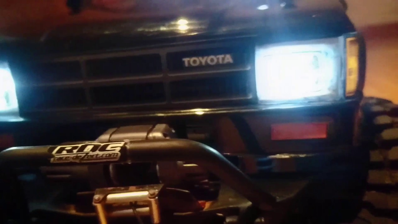 Axial Toyota Hilux sr5 1985 - YouTube