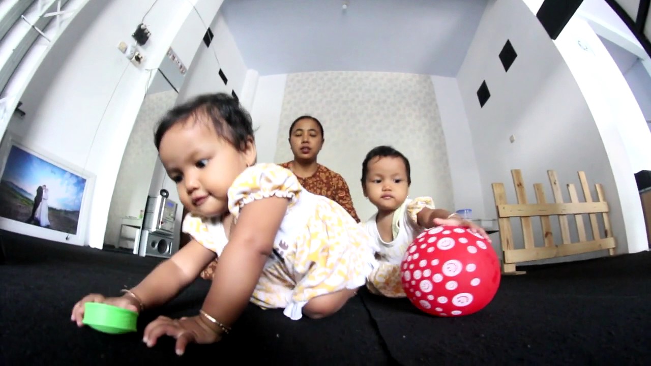 KEMBARKU - REBUTAN MAINAN - YouTube