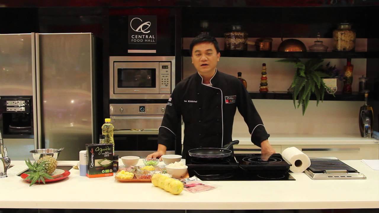 How to make "Pineapple Fried Rice" with Cooking Guru Chef Ian Kittichai ...