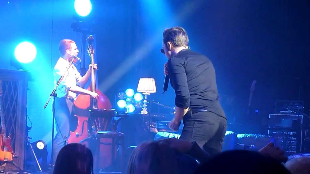 Shane Filan singing Blurred Lines/Wake me up live at Southend Cliffs ...