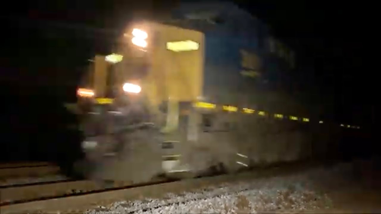 P5 Equipped CSX AC44 397 Leads G985 at Midnight - YouTube